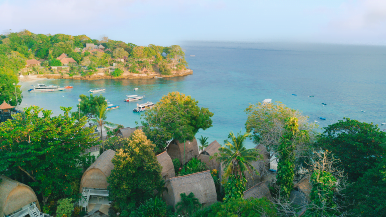 Beachfront Lumbung - Accommodation - Hai Tide Beach Resort